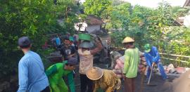 PELAKSANAAN PENGERJAAN COR BLOK JALAN LINGKUNGAN DI PADUKUHAN P